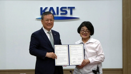KAIST에 100억 원 대 기부...'4차 산업혁명 선도' 당부