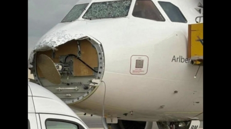 오스트리아 여객기 비행 중 우박폭풍...기체 전면부 크게 손상